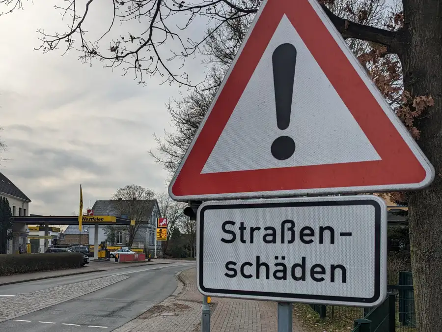 Vollsperrung in Abbehausen und Ellwürden: L 860 wird saniert – Maibaum wird ausgetauscht