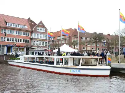 Emdens Wirtschaftsförderin Martje Merten tauft neues Emder Hafenboot ...