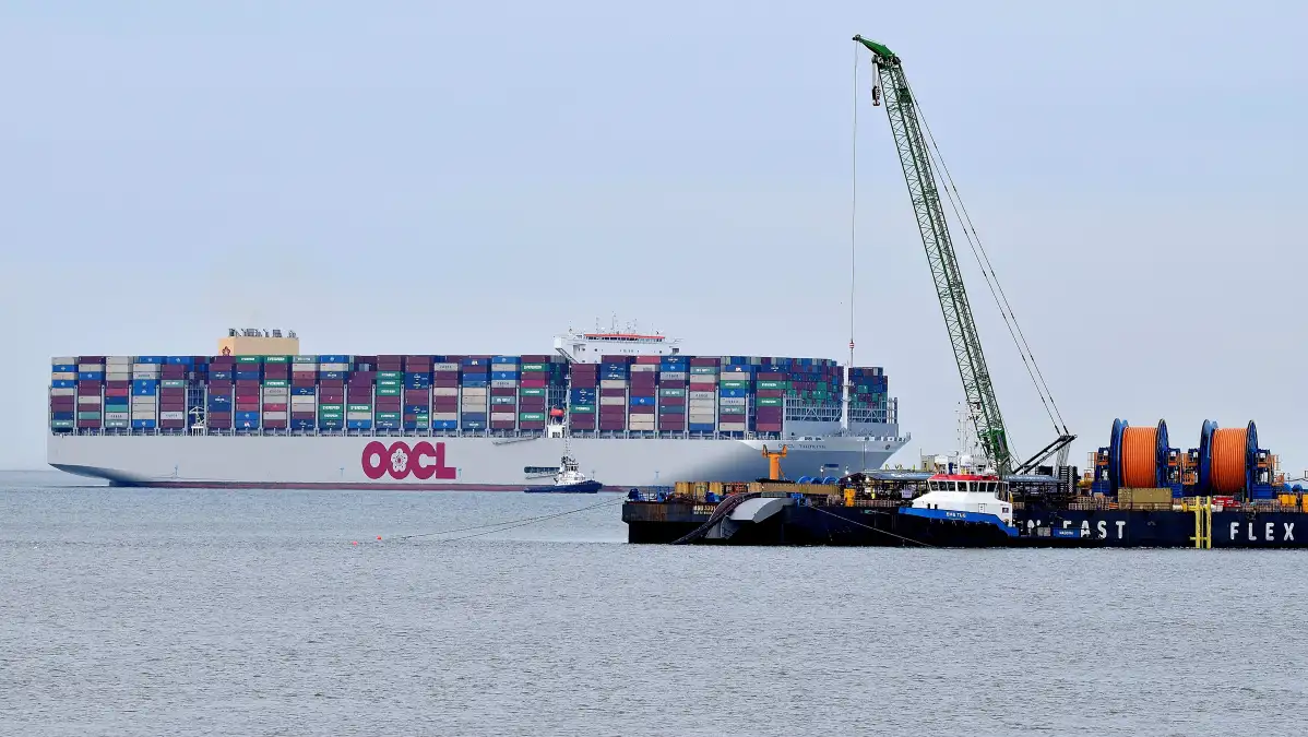 Wilhelmshaven: Containerschiff OOCL Turkiye