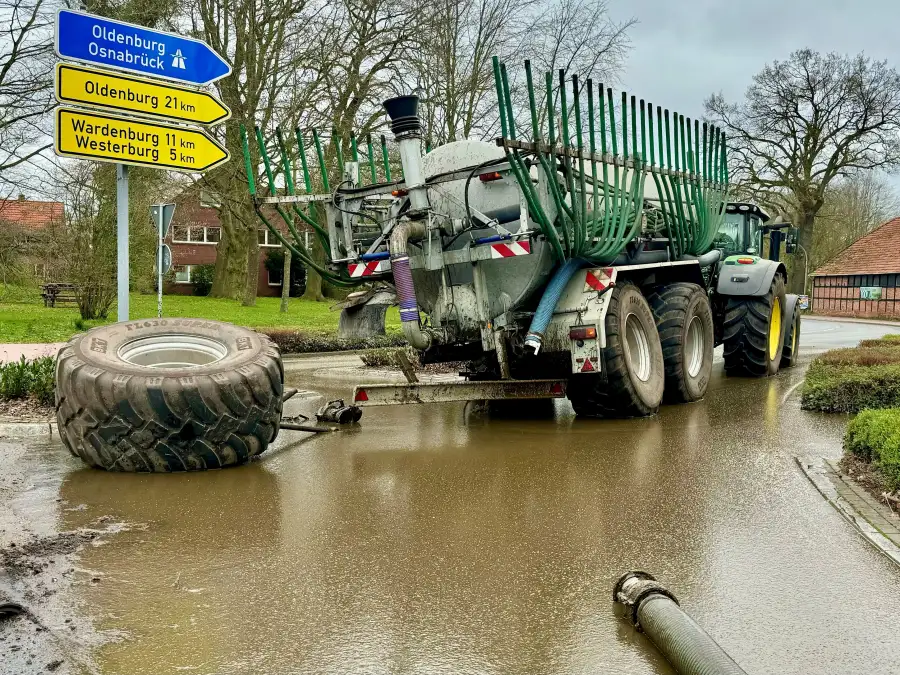 Unfall in Huntlosen: Traktor havariert und Tausende Liter Gülle fluten ...
