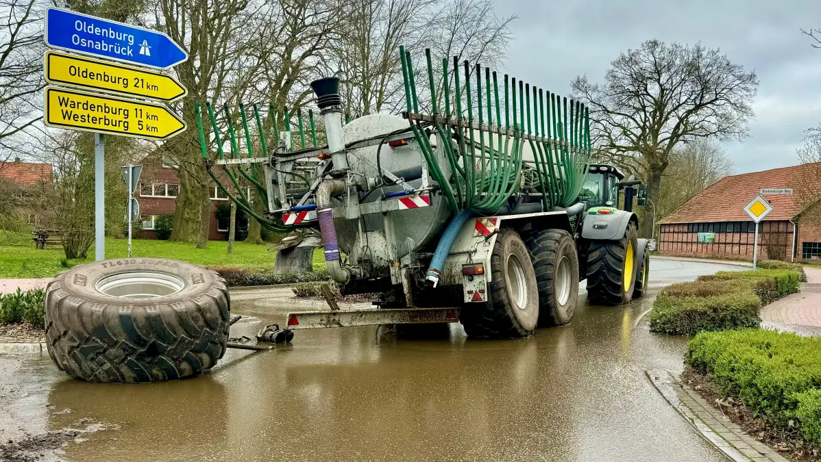 Unfall in Huntlosen: Traktor havariert und Tausende Liter Gülle fluten ...