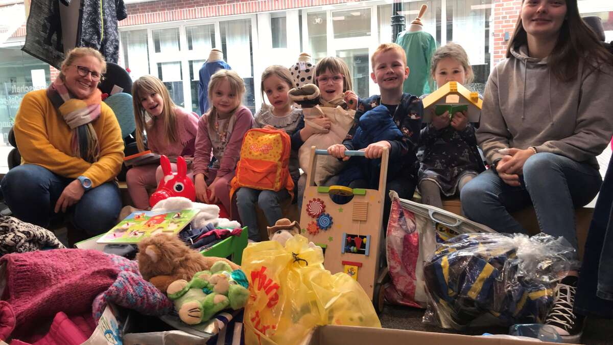 Caritas in Emden: Vorschüler spenden Kleidung und Spielzeug für Bedürftige