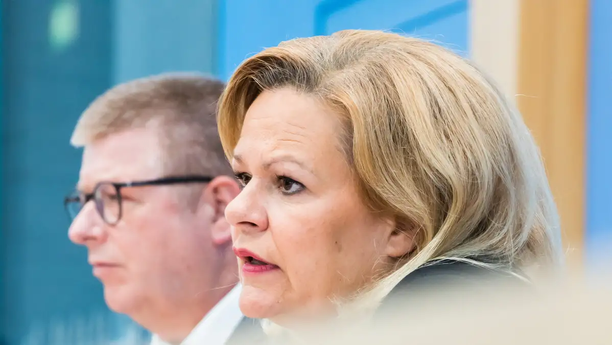 Gesinnungsschnüffelei und Denunzianten: Wie die Ampel das Grundgesetz ...