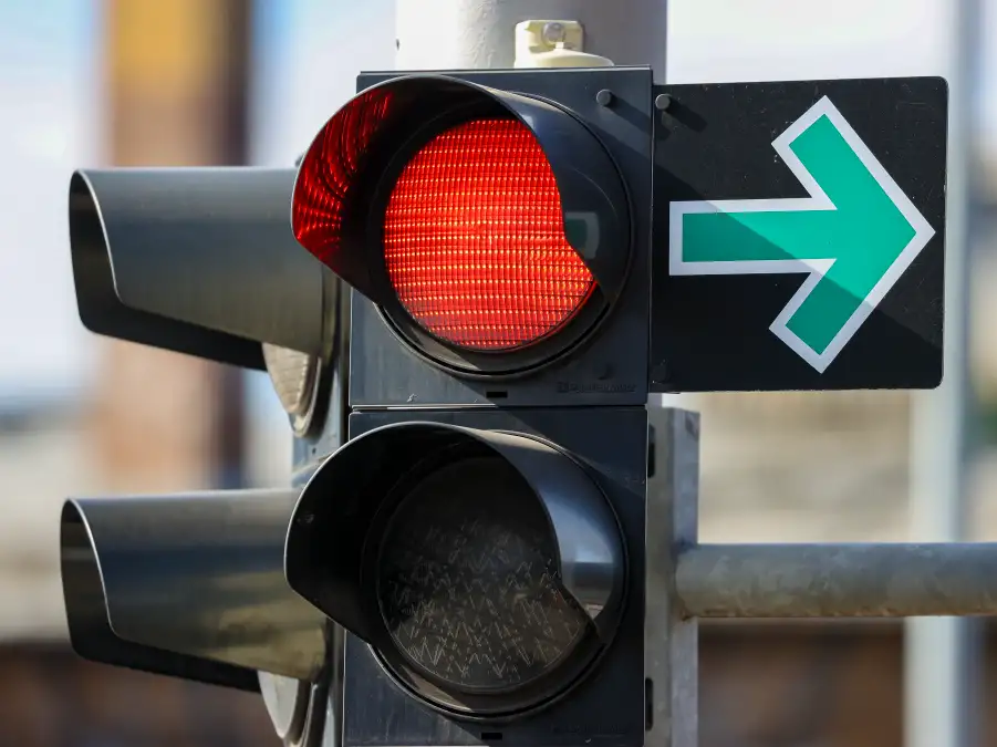 Auto-Unfall auf der Hauptstraße Wiesmoor: 82-Jährige fährt über rote Ampel und kollidiert mit 64 ...