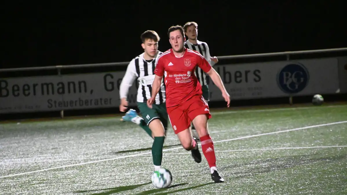 Fußball-Bezirksliga: Doppelpacker Janis Theesfeld lässt TuS Obenstrohe ...