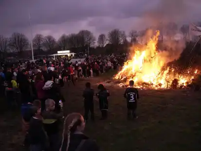 Osterfeuer in Emden: Viel los beim knisternden Spektakel auf dem ...