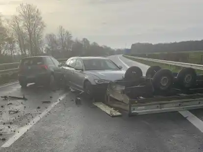 Unfall auf der A28: Drei Personen nach Zusammenstoß leicht verletzt
