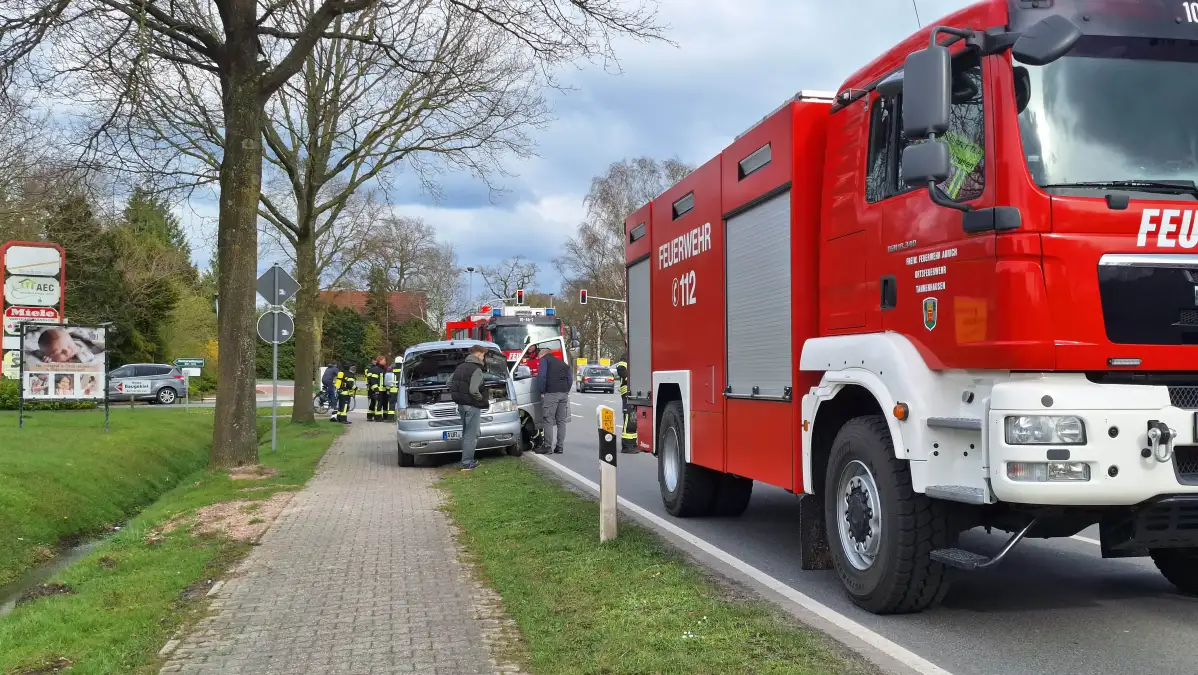 Einsatz der Feuerwehr Tannenhausen: Schwelbrand im Motorraum eines ...