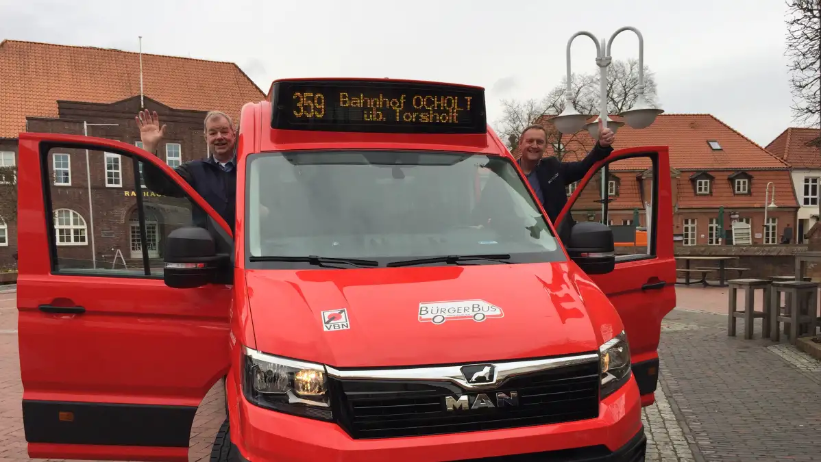 Neuer Bürgerbus in Westerstede im Einsatz: leuchtend roter Neunsitzer ...