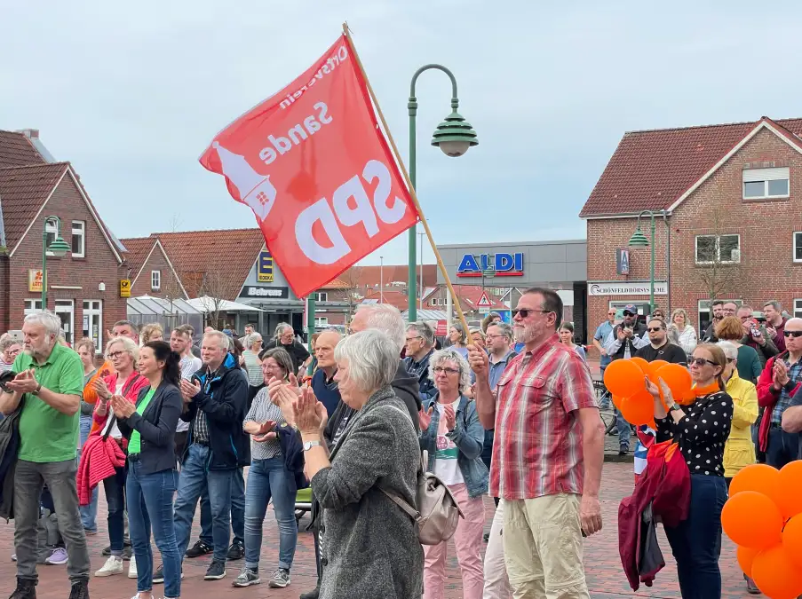 Demo in Sande: Rund 300 Teilnehmer auf Marktplatz demonstrieren für ...