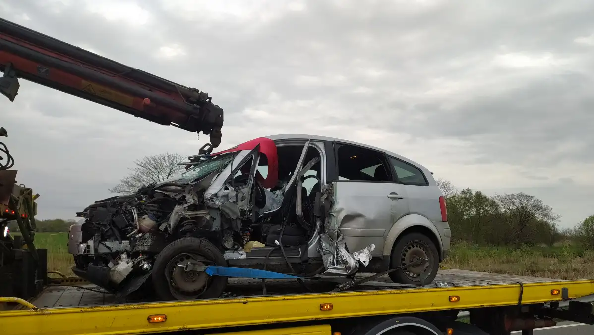 Unfall auf B212 bei Berne: Auto kollidiert mit Wohnmobil – 41-Jähriger ...