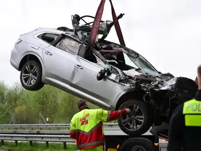 Unfall auf der B210 bei Schortens: Auto fährt ungebremst auf Lkw auf