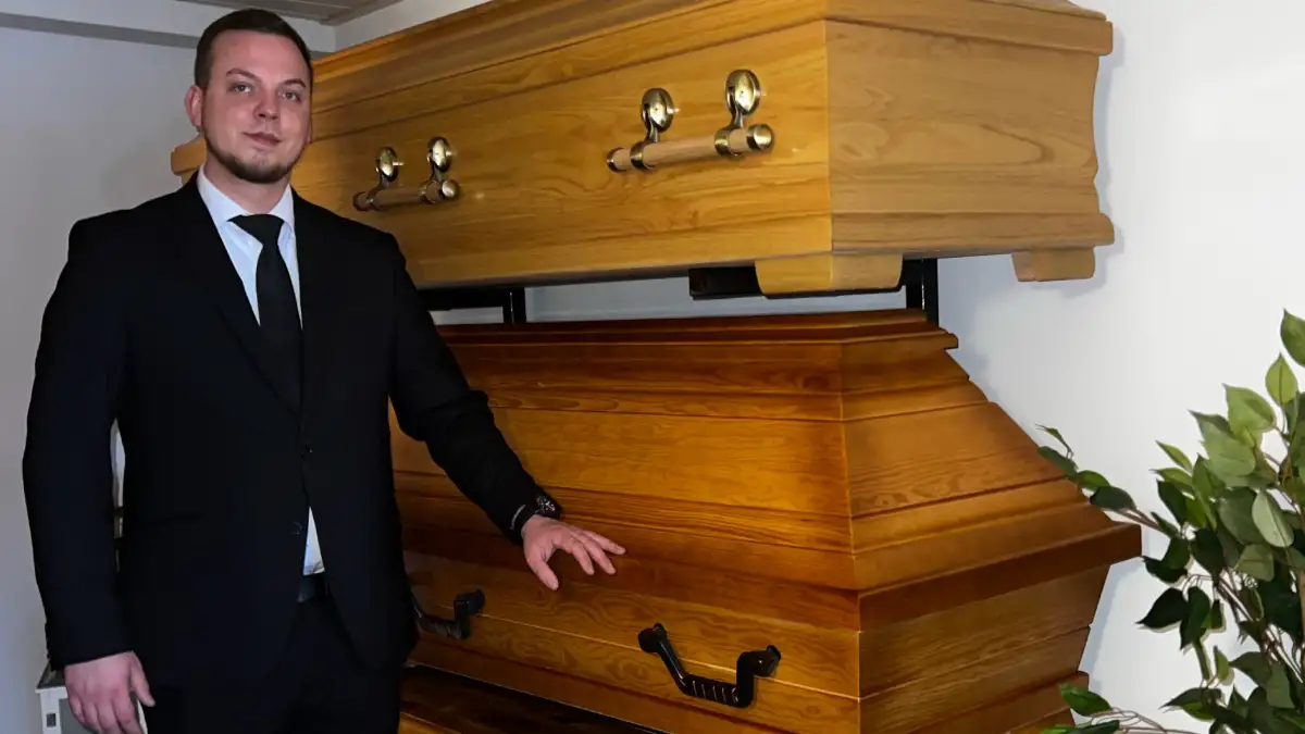 Bestatter im Wangerland: 29-jähriger Tim Hermann findet berufliches Glück im Bestattungswesen