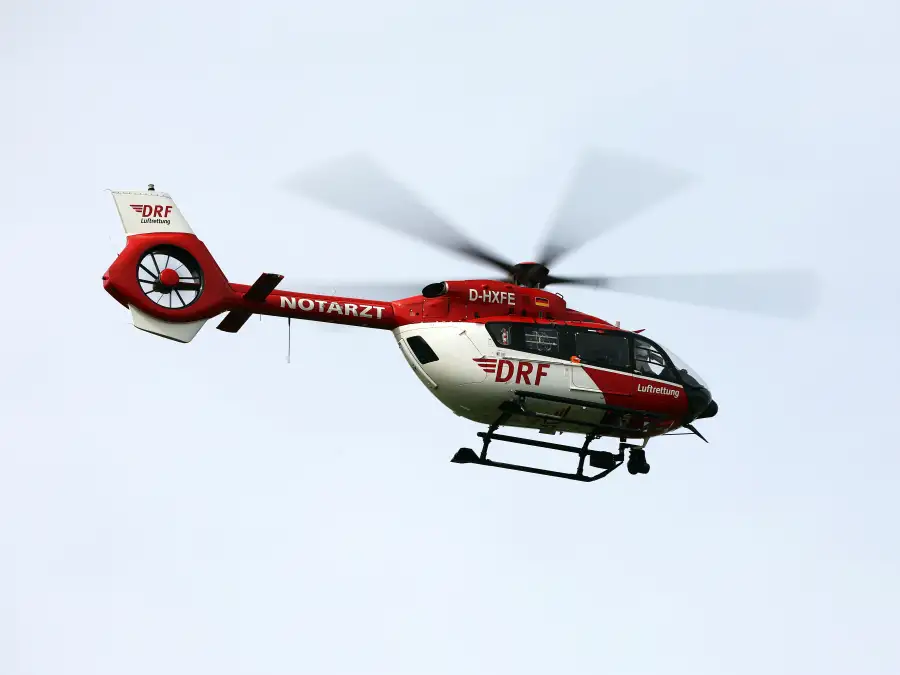 Hubschrauber bei schwerem Verkehrsunfall in Rastede im Einsatz: Motorradfahrer und Sozia aus ...