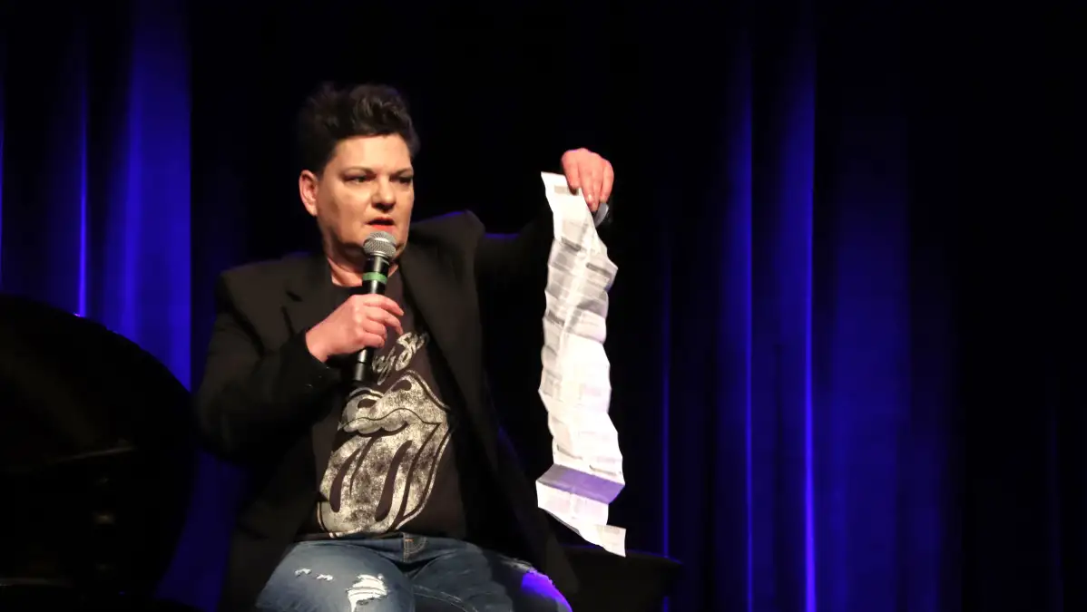 Vanessa Maurischat persiflierte im Wilhelmshavener Pumpwerk den deutschen Schlager