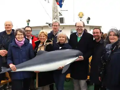 Zum Start der Wilhelmshavener Schweinswal-Tage fuhr auch Umweltminister ...