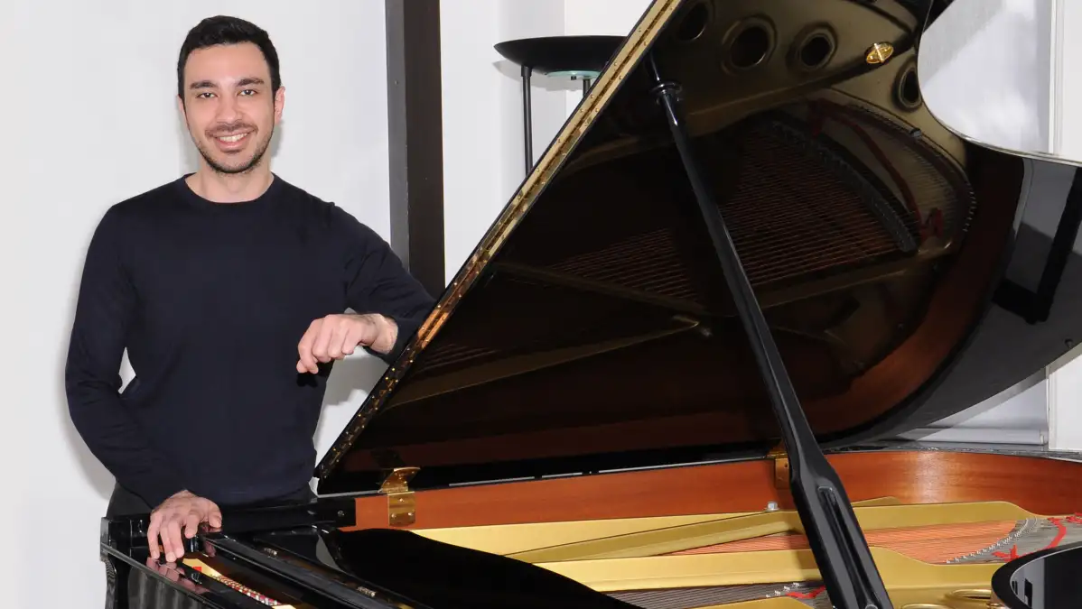 Klavierkonzert in Emden: Pianist Faraz Forouzandeh interpretiert Bach ...