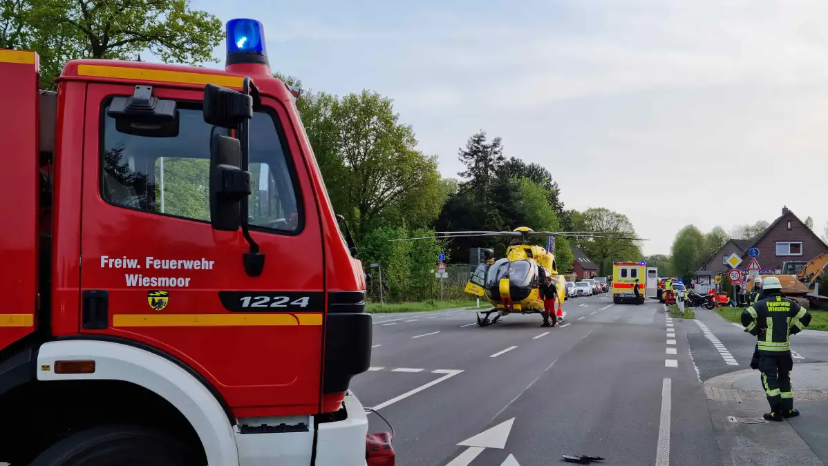 Motorradfahrer in Wiesmoor schwer verletzt: Nach Crash mit Auto per Hubschrauber ins Krankenhaus