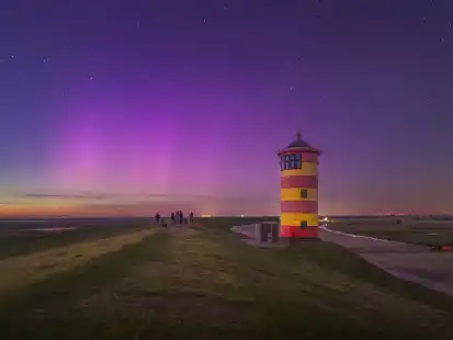 Polarlichter: Buntes Leuchten am Nachthimmel über Ostfriesland