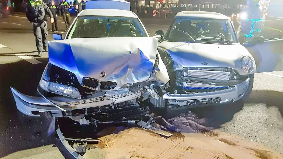 Unfall in Wilhelmshaven: Vier Verletzte nach Zusammenstoß zweier Autos auf der Kreuzung ...