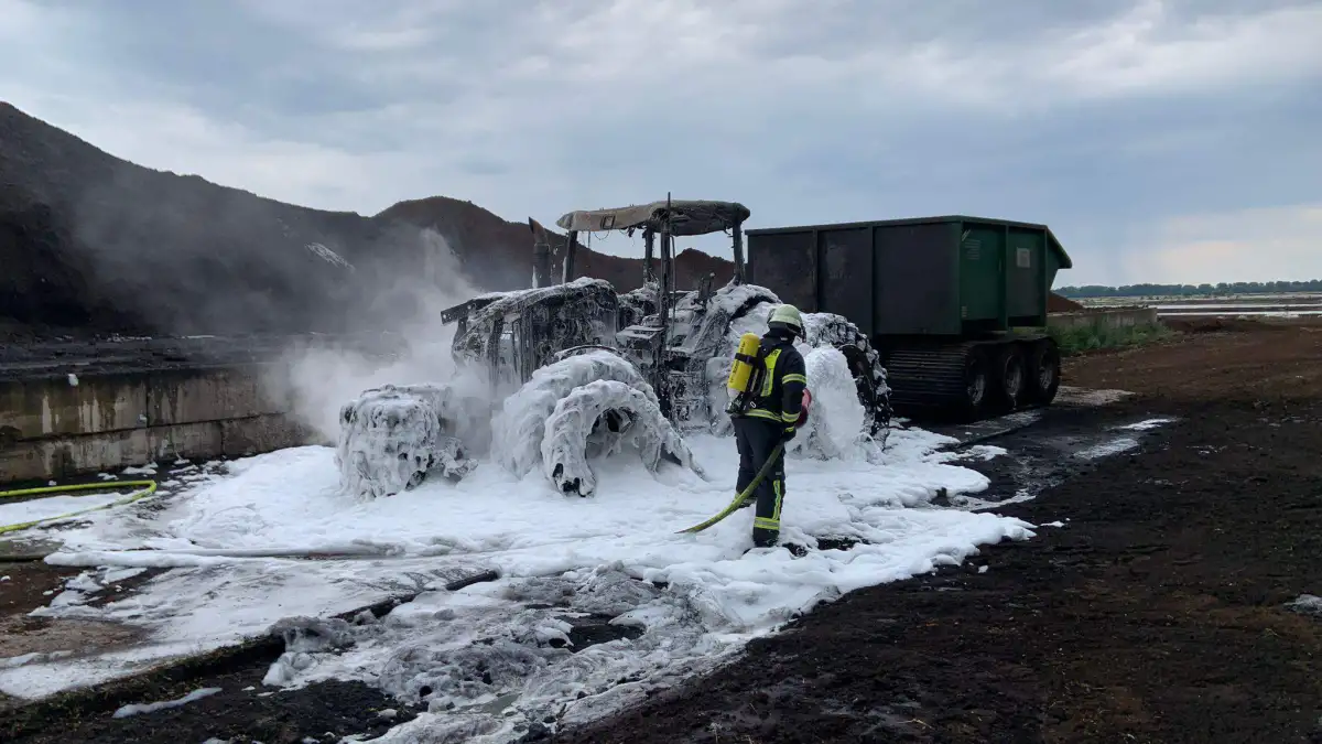 Feuerwehr Bösel und Altenoythe: Traktor und Torfmiete geraten an ...
