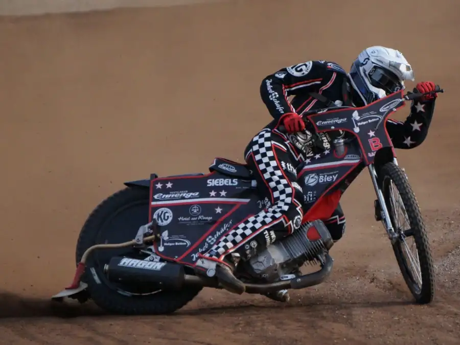 Im Motodrom Halbemond rollen die Speedway-Artisten an das Startband