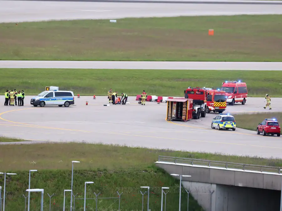 Flughafen München: Klimaaktivisten der Letzten Generation kleben sich auf Rollbahnen fest ...