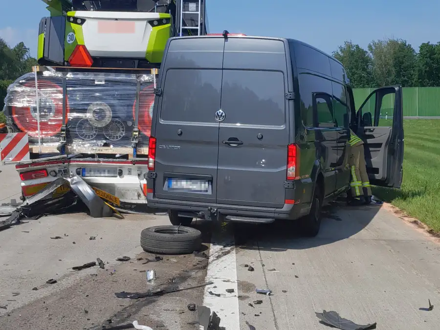 Unfall auf A27 bei Bremerhaven: Transporter kracht in Sattelauflieger