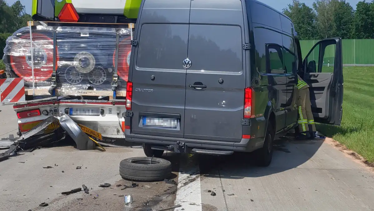 Unfall auf A27 bei Bremerhaven: Transporter kracht in Sattelauflieger