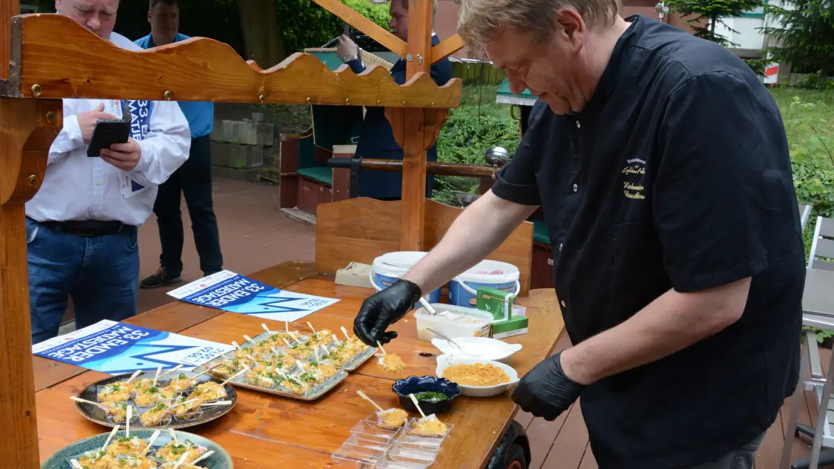 Emder Matjestage: 33. Matjesfest erstmals mit neuem Herings-Lolli