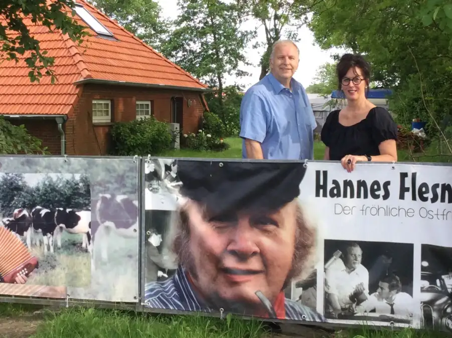 Hannes Flesner: Erinnerung an singenden Ostfriesen – Aus Dorfplatz in ...