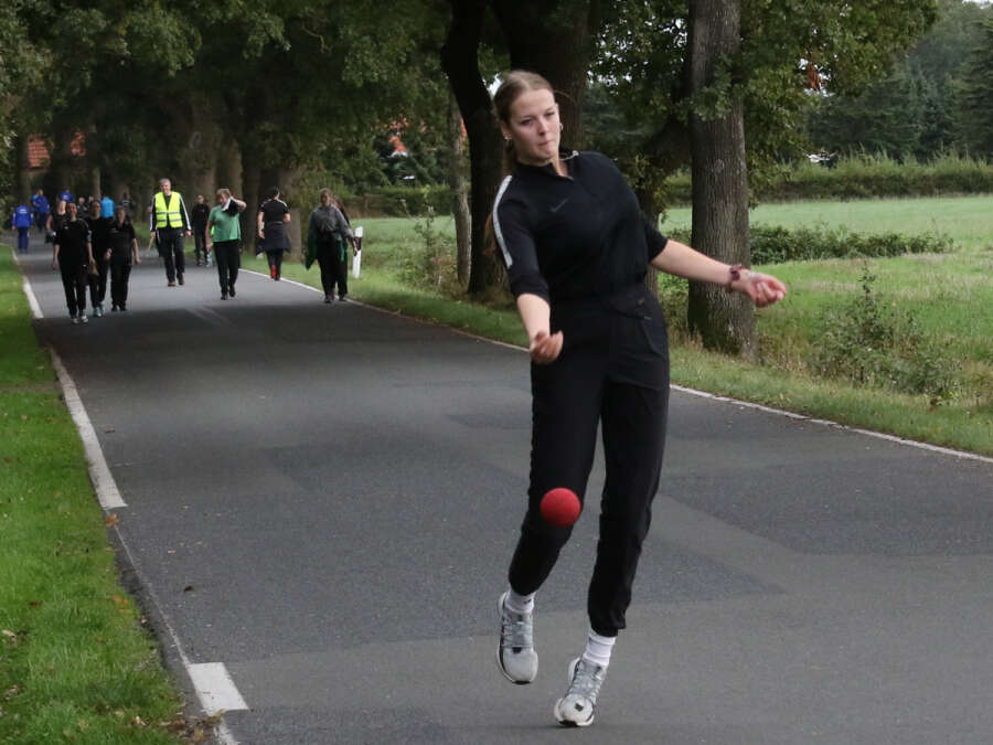 Kreismeisterschaft im Boßeln: Deike Kuhlmann räumt im KV Waterkant drei ...