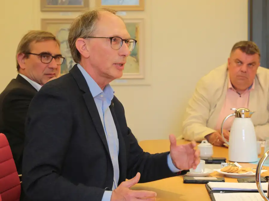 Fernverkehrsanbindung: Wilhelmshavens OB Carsten Feist und Frieslands Landrat Sven Ambrosy ...