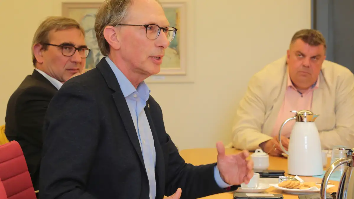 Fernverkehrsanbindung: Wilhelmshavens OB Carsten Feist und Frieslands ...