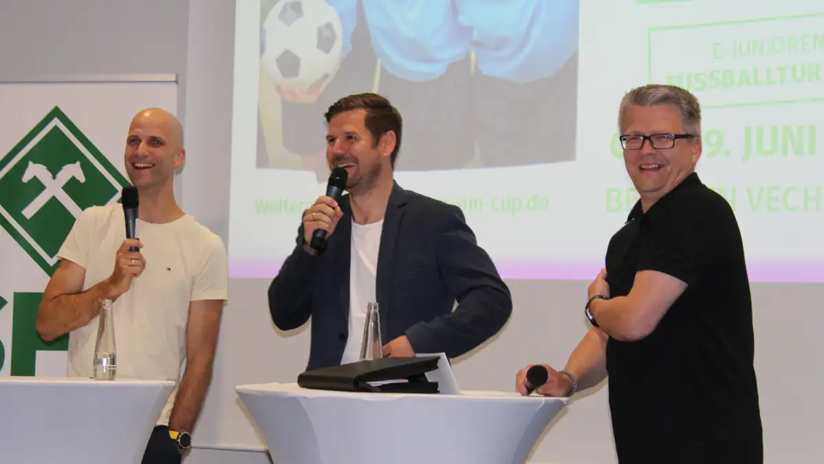 OM-Cup 2024: Empfang mit scherzenden Schiedsrichtern Frank Willenborg ...