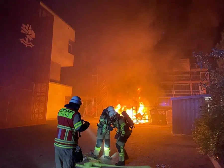 Feuerwehr in Bremerhaven: Brand auf Schulgelände im Stadtteil Lehe gelöscht