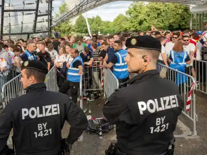 Münchner Fanzone voll: Polizei sperrt Zugang im Olympiapark
