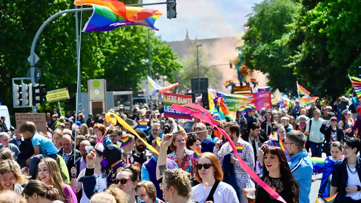 CSD Oldenburg: Mehr als 10.000 Menschen demonstrieren beim Christopher ...