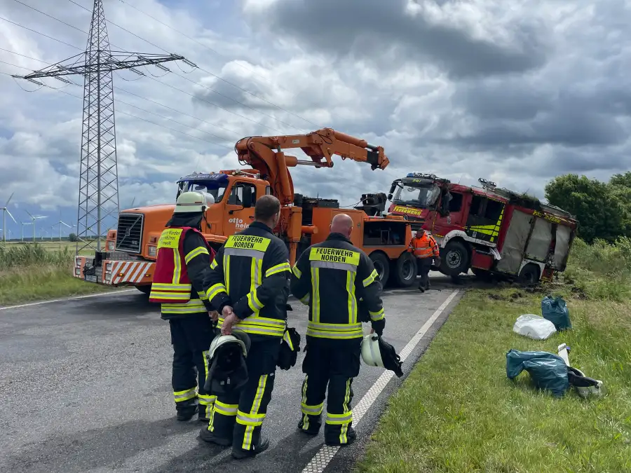Feuerwehr Norden: Löschfahrzeug bei Unfall schwer beschädigt ...