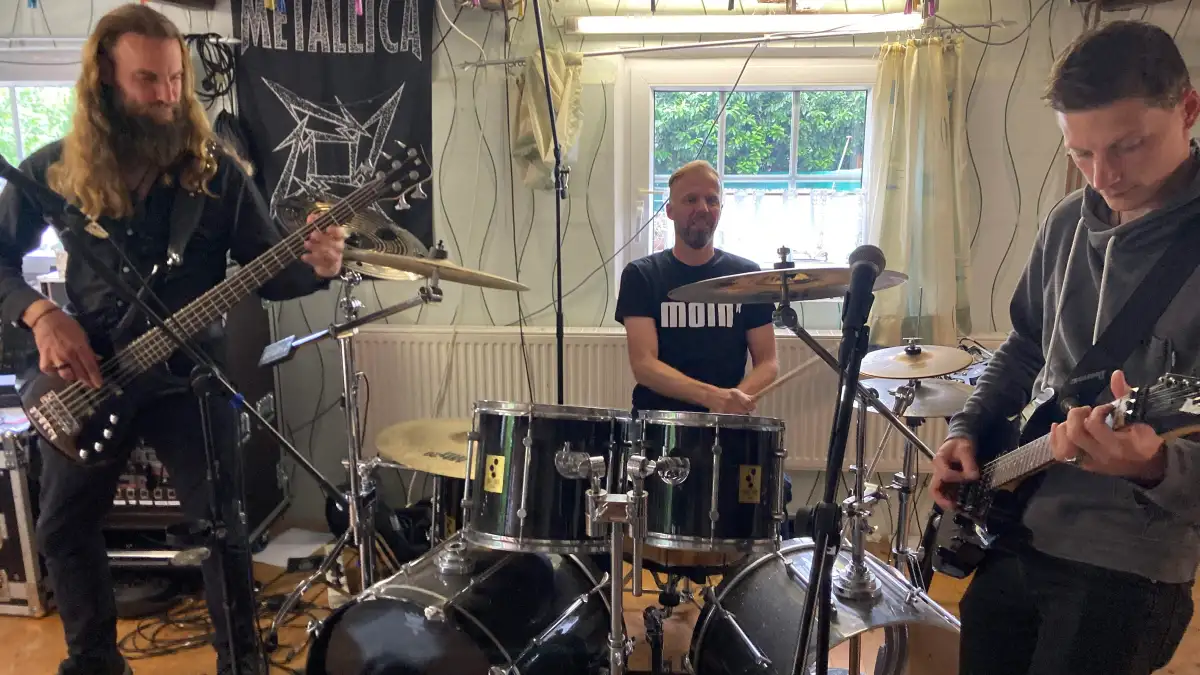 Heavy Metal und Hard-Rock auf Plattdeutsch: De Winnewupps treten bei ...