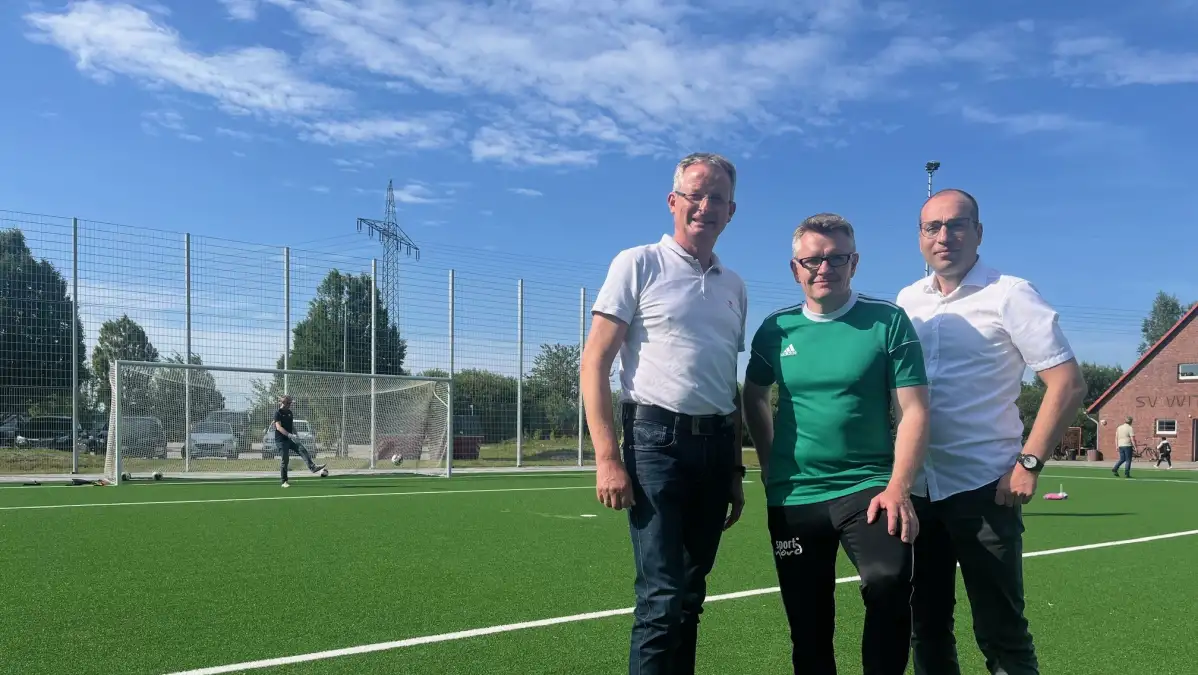 Fußball in Wittmund: Neuer Kunstrasenplatz bei der Sportanlage in Isums ...