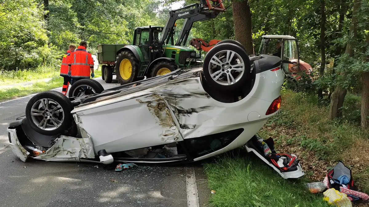 Markhausen: Unfall auf Friesoyther Straße – Familienauto kollidiert mit Traktor-Gespann