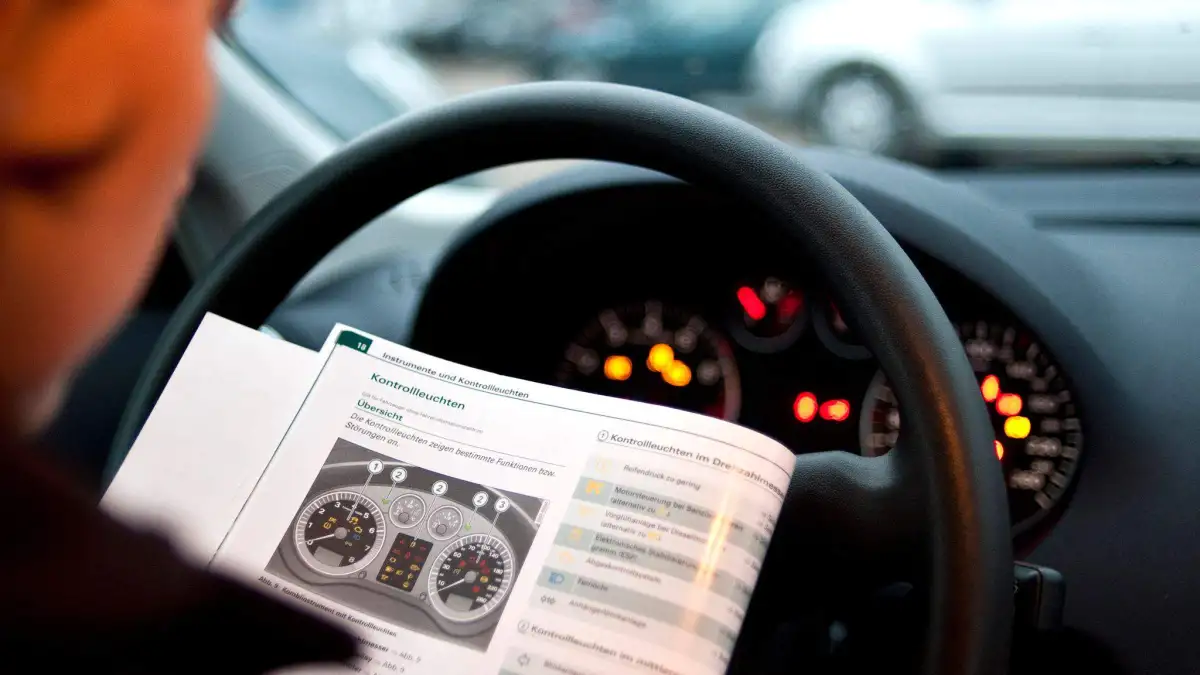 Warnzeichen im Auto blinkt - das müssen Sie tun