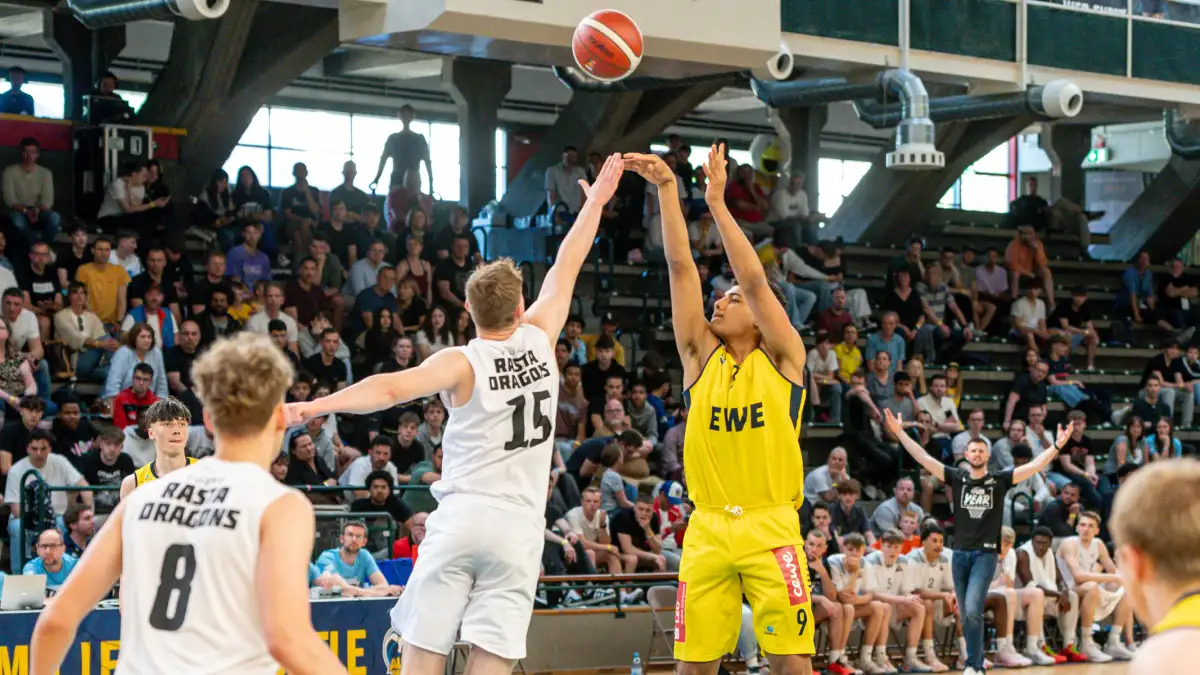 Basketball in Oldenburg: Colin Schröder von Baskets Juniors für U18 ...