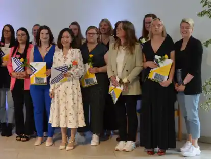 Abschlussfeiern in Emden: Schüler nehmen ihre Zeugnisse entgegen