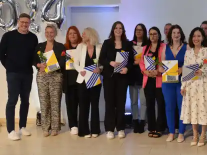 Abschlussfeiern in Emden: Schüler nehmen ihre Zeugnisse entgegen