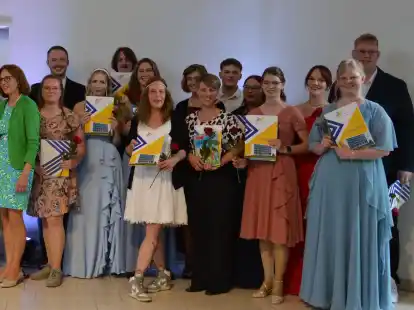 Abschlussfeiern in Emden: Schüler nehmen ihre Zeugnisse entgegen