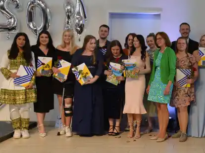 Abschlussfeiern in Emden: Schüler nehmen ihre Zeugnisse entgegen