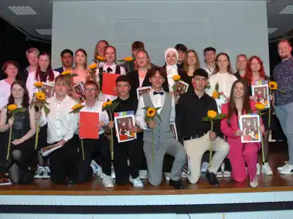 Abschlussfeiern in Emden: Schüler nehmen ihre Zeugnisse entgegen