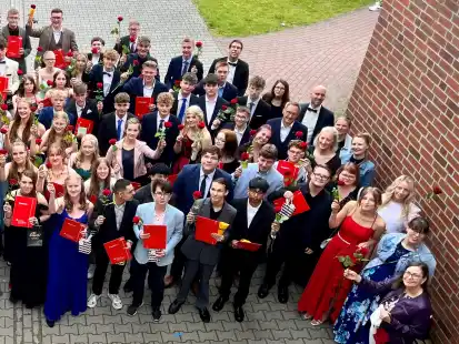 Abschlussfeiern in Emden: Schüler nehmen ihre Zeugnisse entgegen
